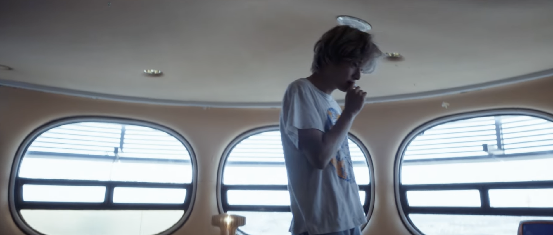 BTS V - "Rainy Days" MV公開、中英歌詞！金泰亨「藝術般」下雨的一天 - RosyArts