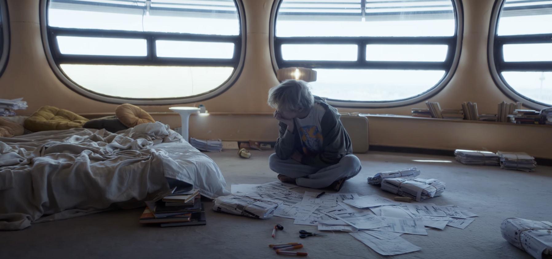 BTS V - "Rainy Days" MV公開、中英歌詞！金泰亨「藝術般」下雨的一天 - RosyArts