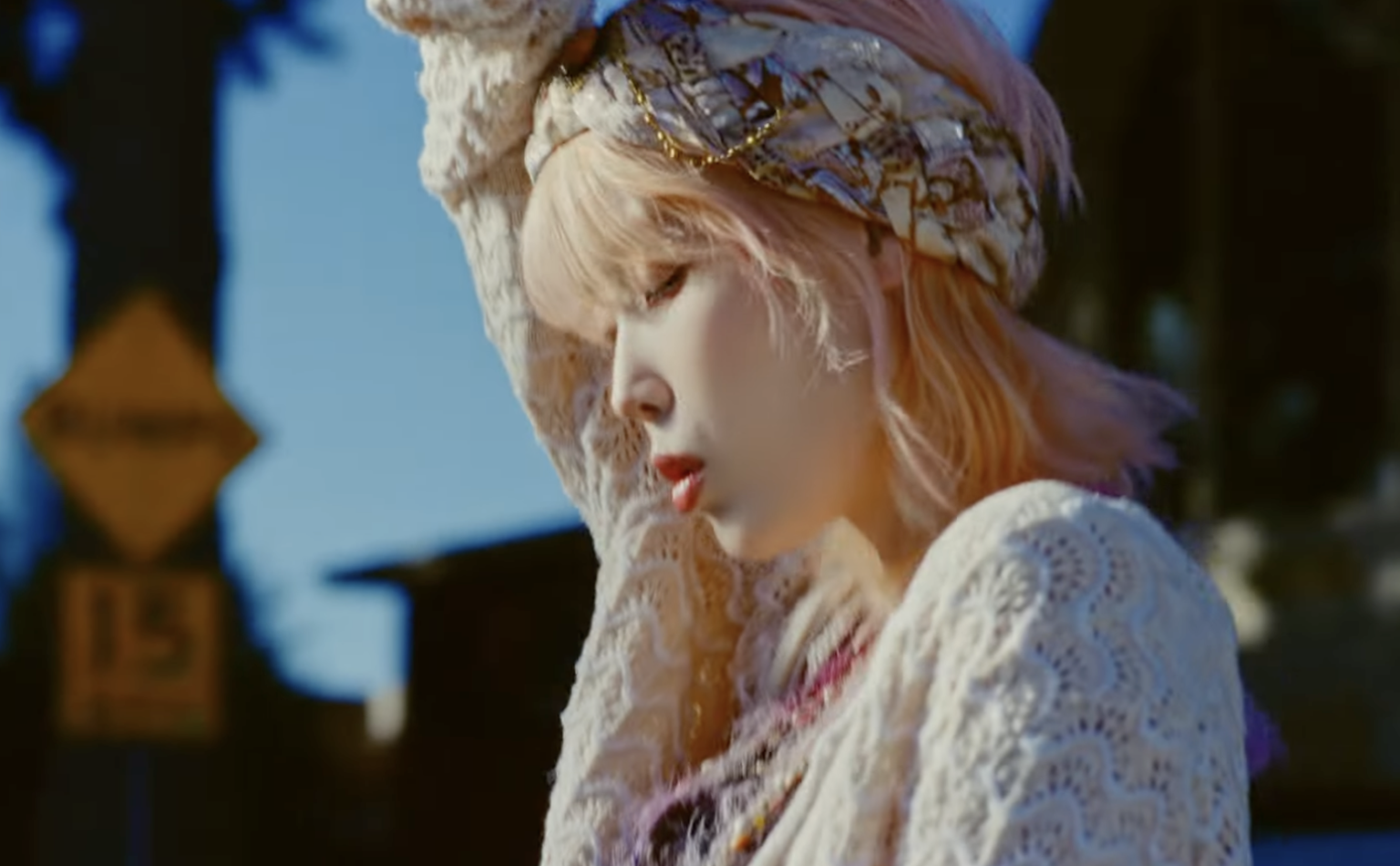 IU 'Holssi' 中文歌詞 & 空耳 | 像蒲公英一樣的生活，迷你專輯 The Winning 主打歌 - RosyArts